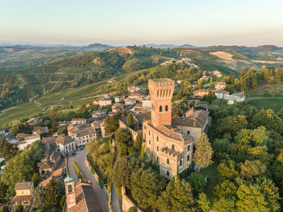 Sipping Castello di Cigognola Blanc De Noir, Oltrepò Pavese - The ...